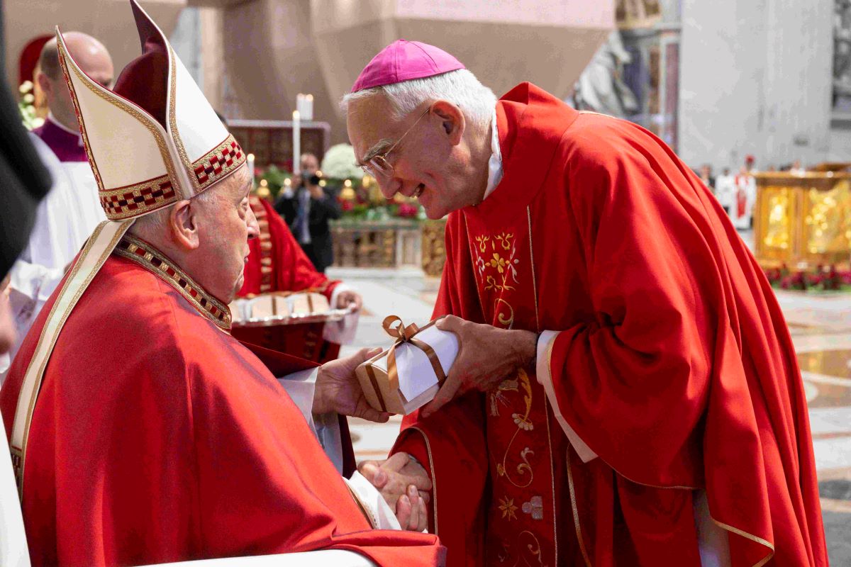 Il Nunzio apostolico in Italia impone il pallio all’arcivescovo di ...