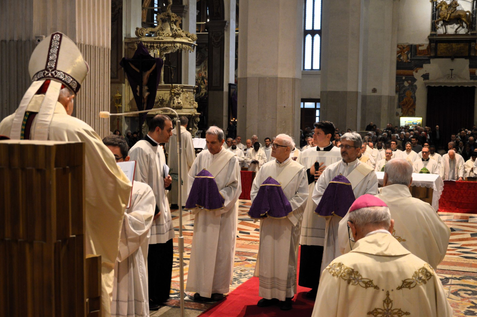 Messa del Crisma, il clero diocesano riunito in Cattedrale. Si ...